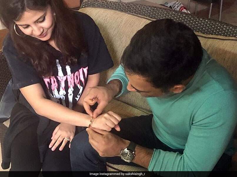 MS Dhoni Helps Wife Sakshi Tie Wristband And Shoes, WAGs Are Loving It ...