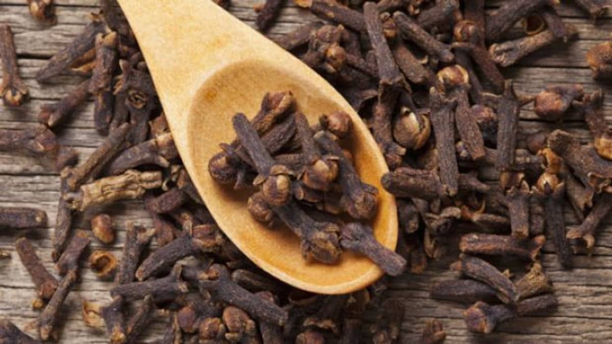 How Adding Cloves To Your Diet Can Keep Hands And Feet Warm All Winter ...