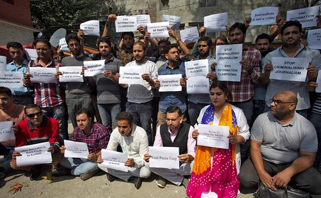 Journalists In Kashmir Stage Silent Protest Against Communication Curbs