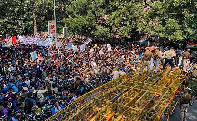 JNU News: Protesting JNU Students Stopped By Cops During March To ...