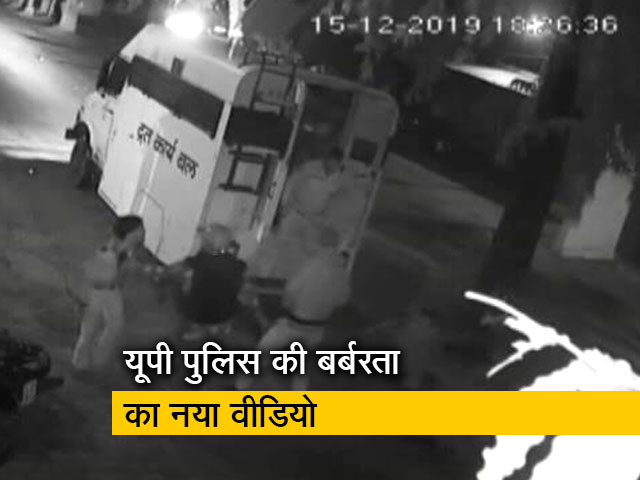 AMU के हॉस्टल में घुस कर यूपी पुलिस ने छात्रों को पीटा, सामने आया वीडियो