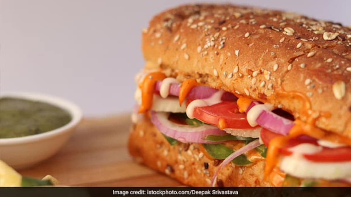 What Is The Right Way To Hold A Submarine Sandwich? This Is What Subway ...
