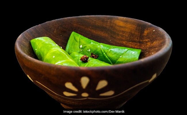 Paan Ke Patte Se Juda Vastu Tips - पान के पत्ते में रखकर जलाएं कपूर ...