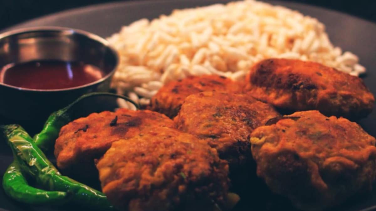 Watch: How To Make Gobhi-Aloo Chops For A Crispy Evening Snack - NDTV Food