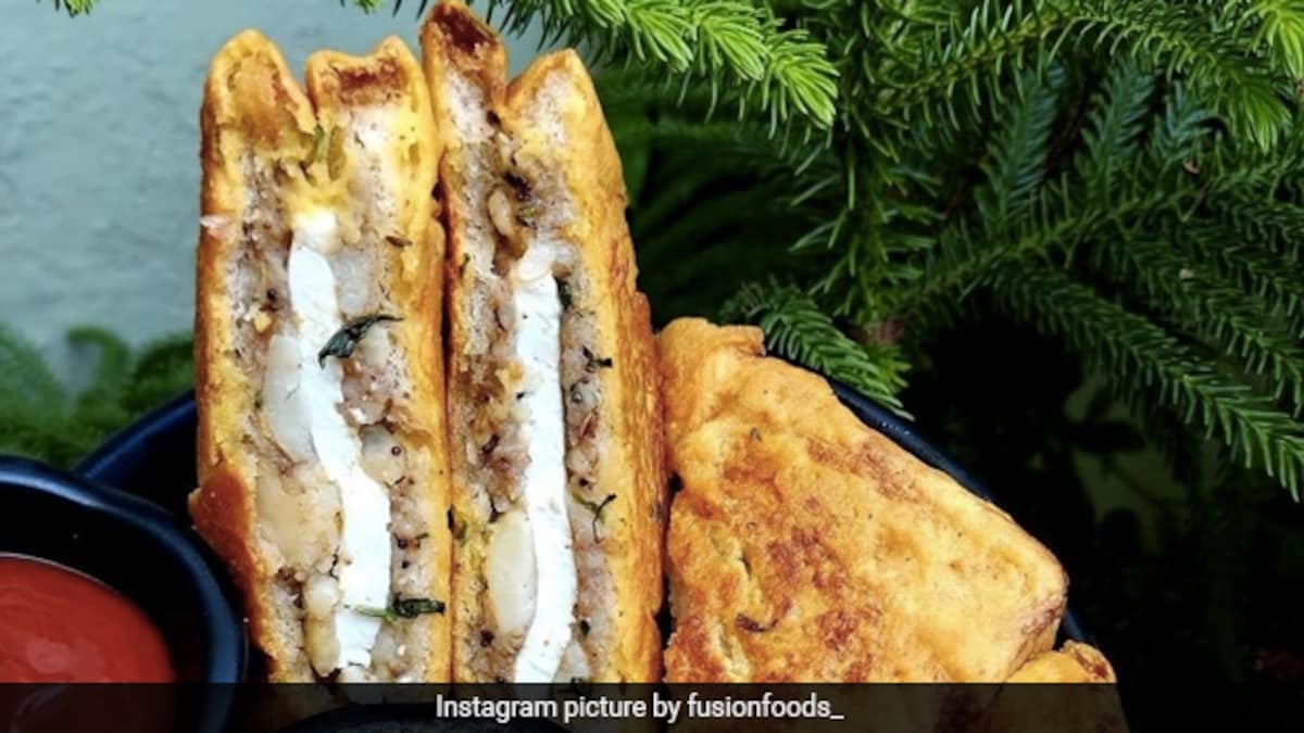 Move Over Bread Pakoda; Make This Yummy Aloo Paneer Bread Pakoda That ...
