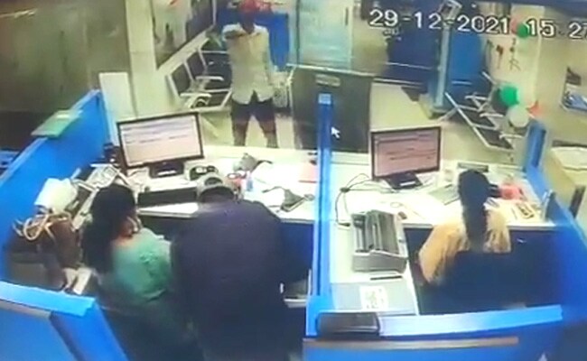 Caught On Camera: Robbers At Mumbai's State Bank Of India, One Employee ...