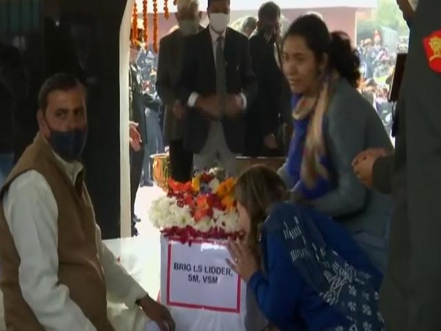Brigadier LS Lidder's Wife Kisses Coffin, Daughter In Tears