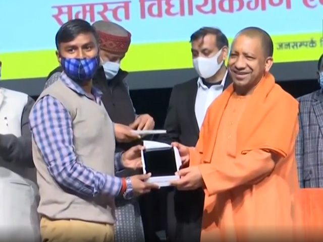 Yogi Adityanath Distributes Tablets, Smartphones To Students in Varanasi