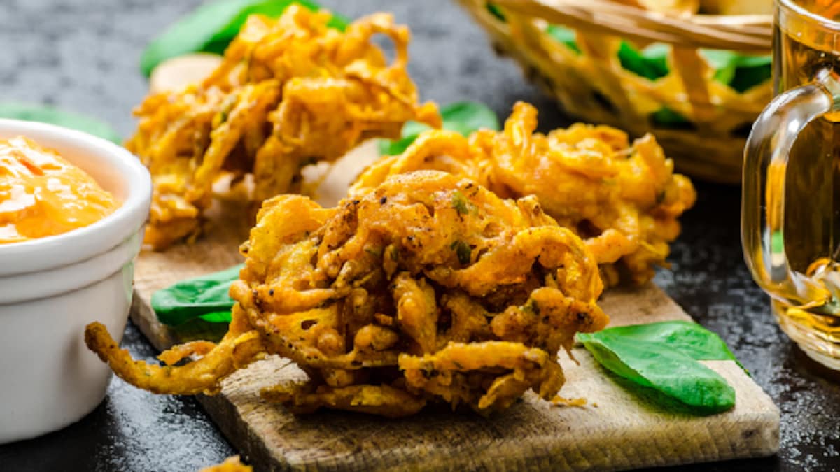 Weekend Binge: This Crispy Rava Pakoda Recipe Is Perfect For Evening ...