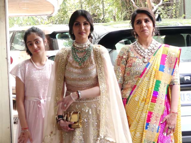 Neetu Kapoor, Riddhima And Samara Pose Before Ranbir's Wedding