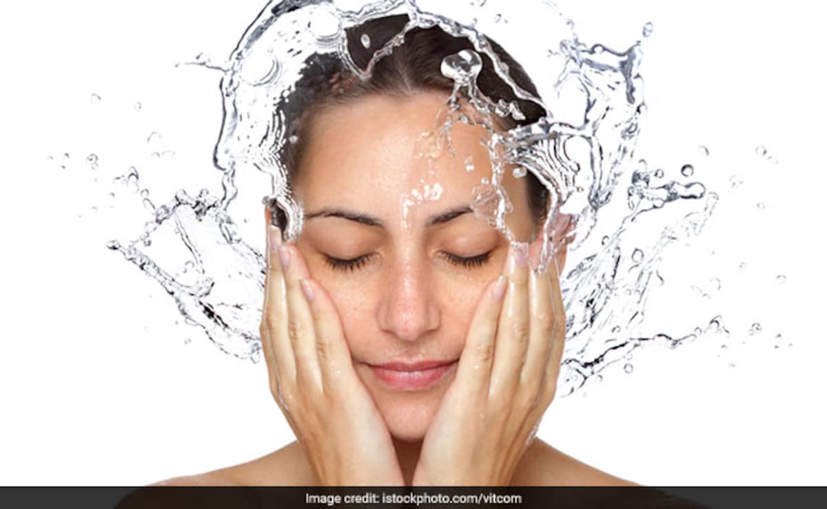 Is Dunking Your Face In Ice Water Good For Your Skin? Dermatologist ...