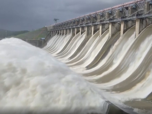 Huge Discharge Of Water From Gujarat’s Ukai Dam On Tapi River