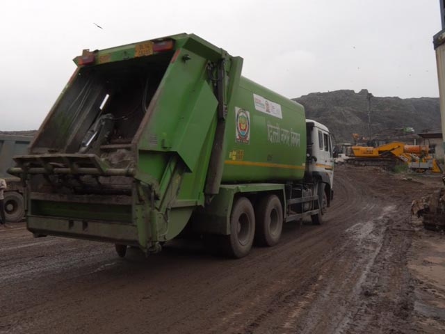 Living In The Shadows Of Asia's Largest Garbage Mountain, The Ghazipur ...