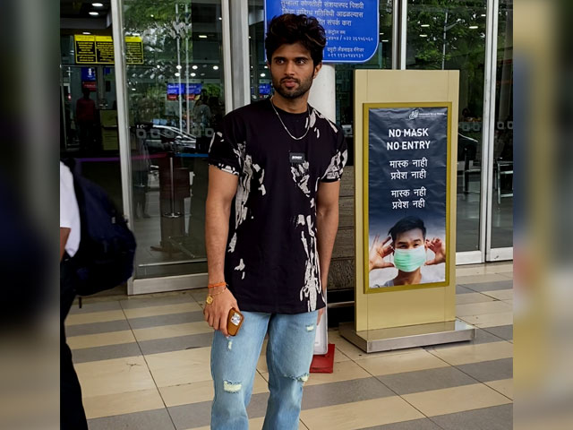 Liger Actor Vijay Deverakonda At Probe Agency's Office Since 8:30 am ...