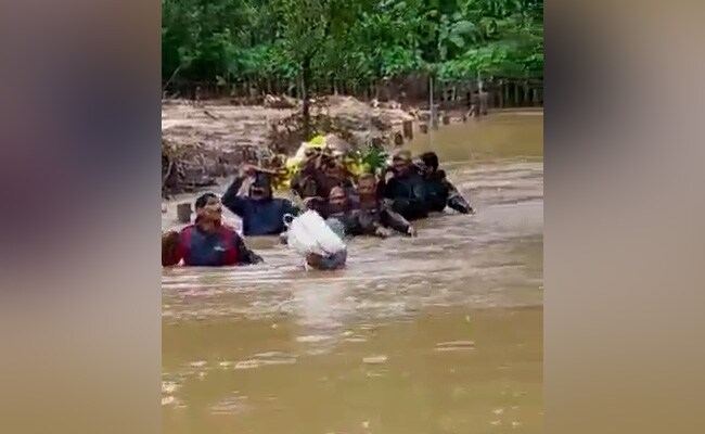 Villagers Wade Through Chest-Deep Water With Corpse In Karnataka