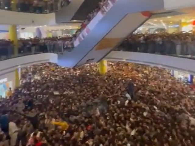 Video: Crowds Cling To Escalators As Hundreds Swarm Kerala Mall For Event