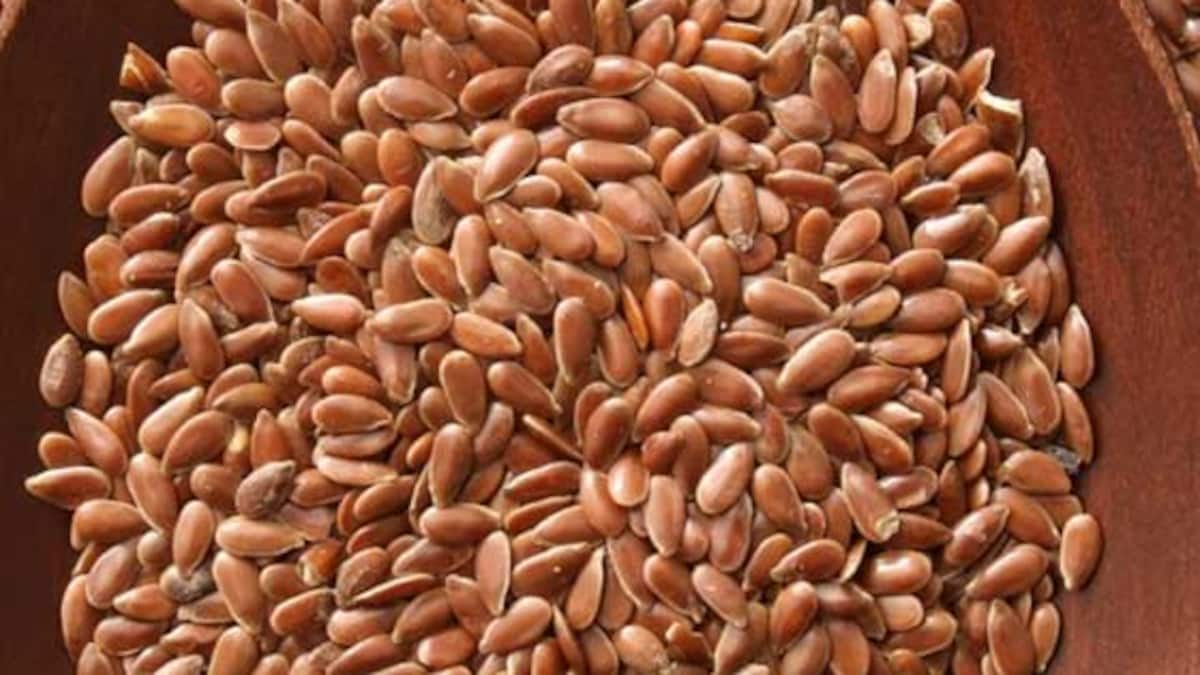 अलसी के ये डीआईवाई हेयर मास्क बालों में फूंक देंगे जान, यहां जानिए ...