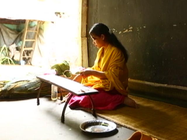 Mastering The Skill Of Extracting Lotus Fibre