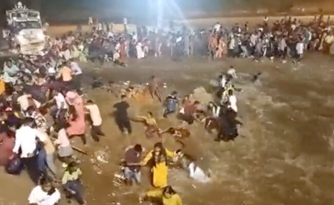 West Bengal : Flash Flood Hits Mal River In Jalpaiguri During Durga Visarjan; Many Dead - VIDEO ...