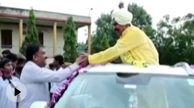 Memorable Farewell Of A Teacher In Karnataka, Students Showered With ...