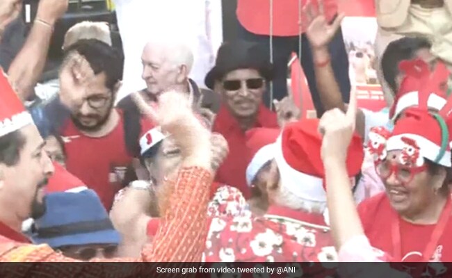 Watch: Mumbaikars Take Over Marine Drive As They Sing And Dance To ...