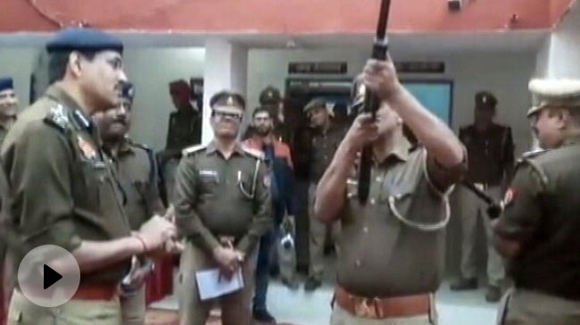 Up Police Viral Video SI Of UP Police Put Bullet In The Barrel Of The ...