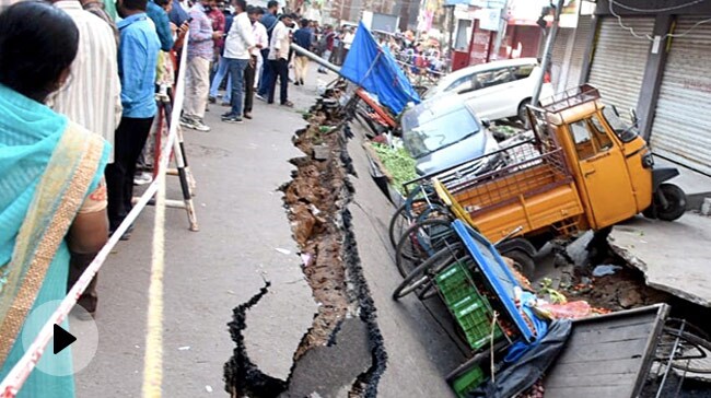 Sudden Road Collapse In Hyderabad, Many Vehicles Fell Into The Pit