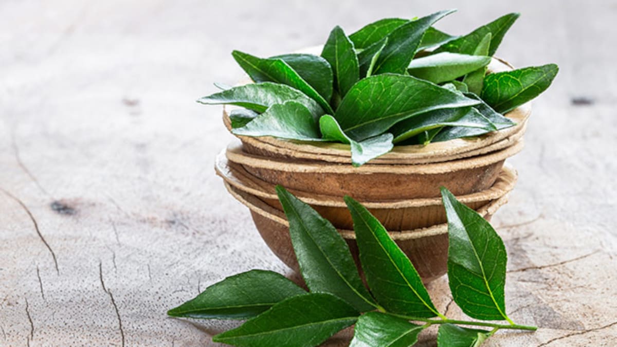 dont-toss-those-curry-leaves-make-curry-powder-from-leftover-curry