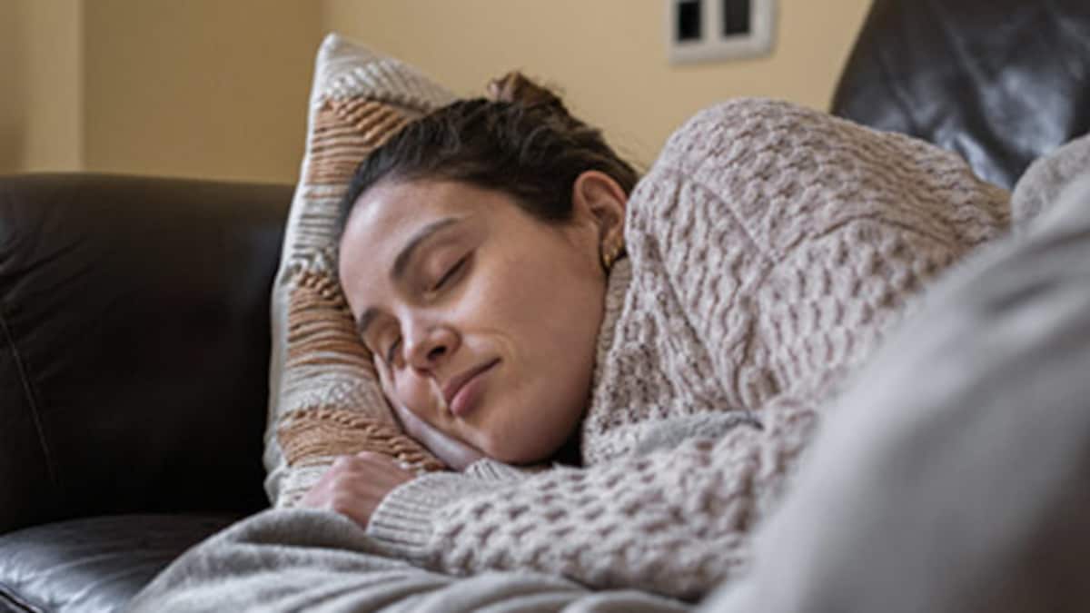 Sleeping Positions सोने के लिए कौन सी पॉजिशन सबसे खराब है जानिए करवट लेकर सोना चाहिए या पीठ के 