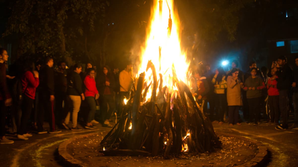 Happy Lohri 2024: Celebrate The Harvest Festival With These Traditional ...