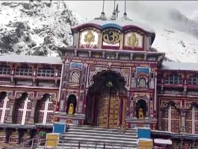 Badrinath Shrine, Surrounding Areas Witness Snowfall