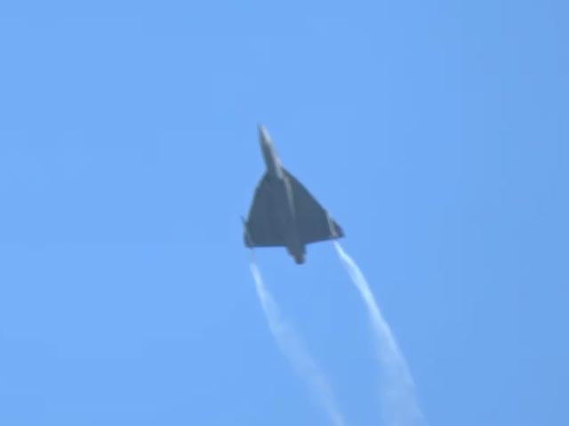 Tejas Jet Stuns Audience With Jaw-Dropping Stunts On Last Day Of Aero ...