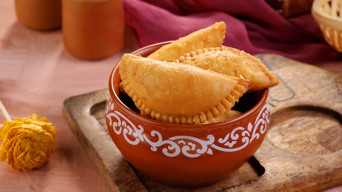 Holi Recipe: Celebrate Holi With Traditional Gujiya Filled With Khoya ...