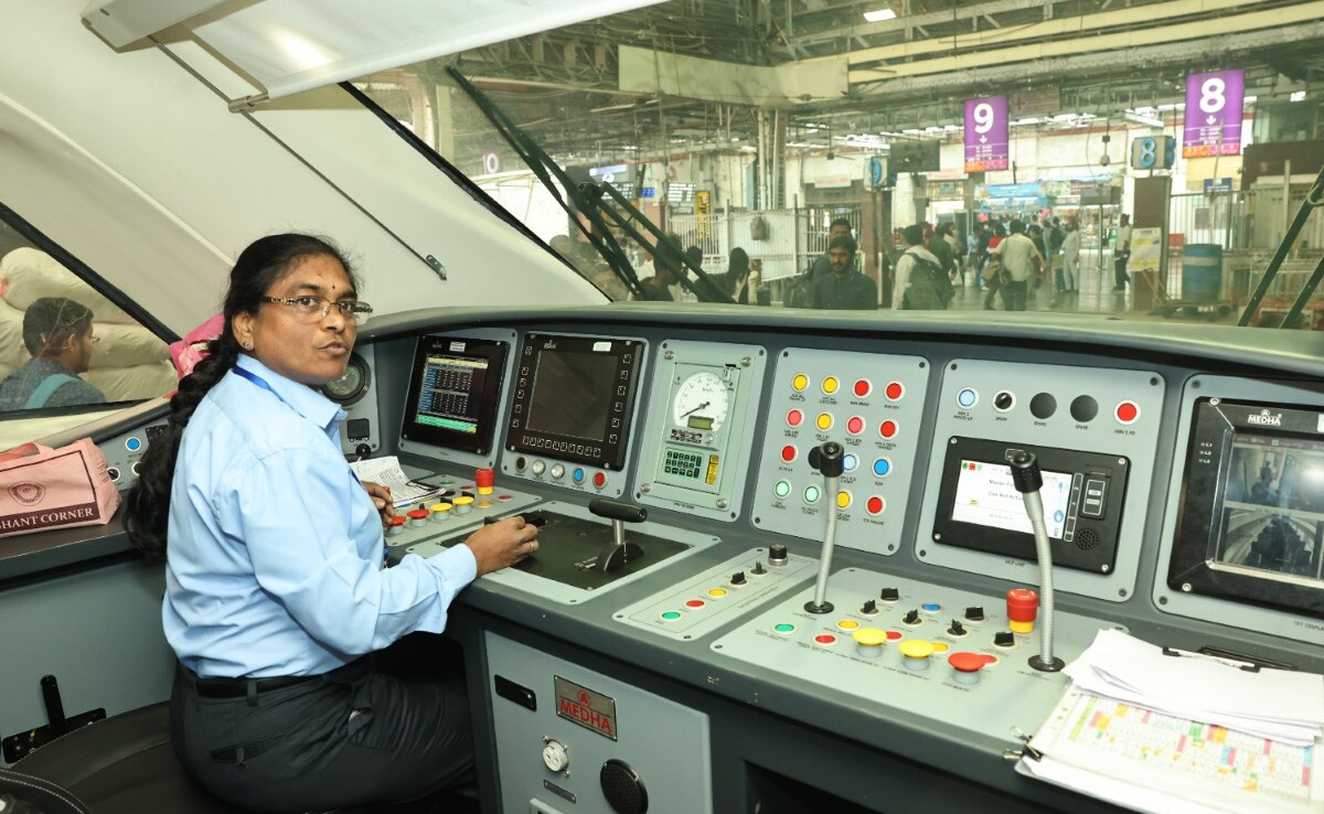 Surekha Yadav, First Woman Loco Pilot Of Asia, Operates Vande Bharat ...