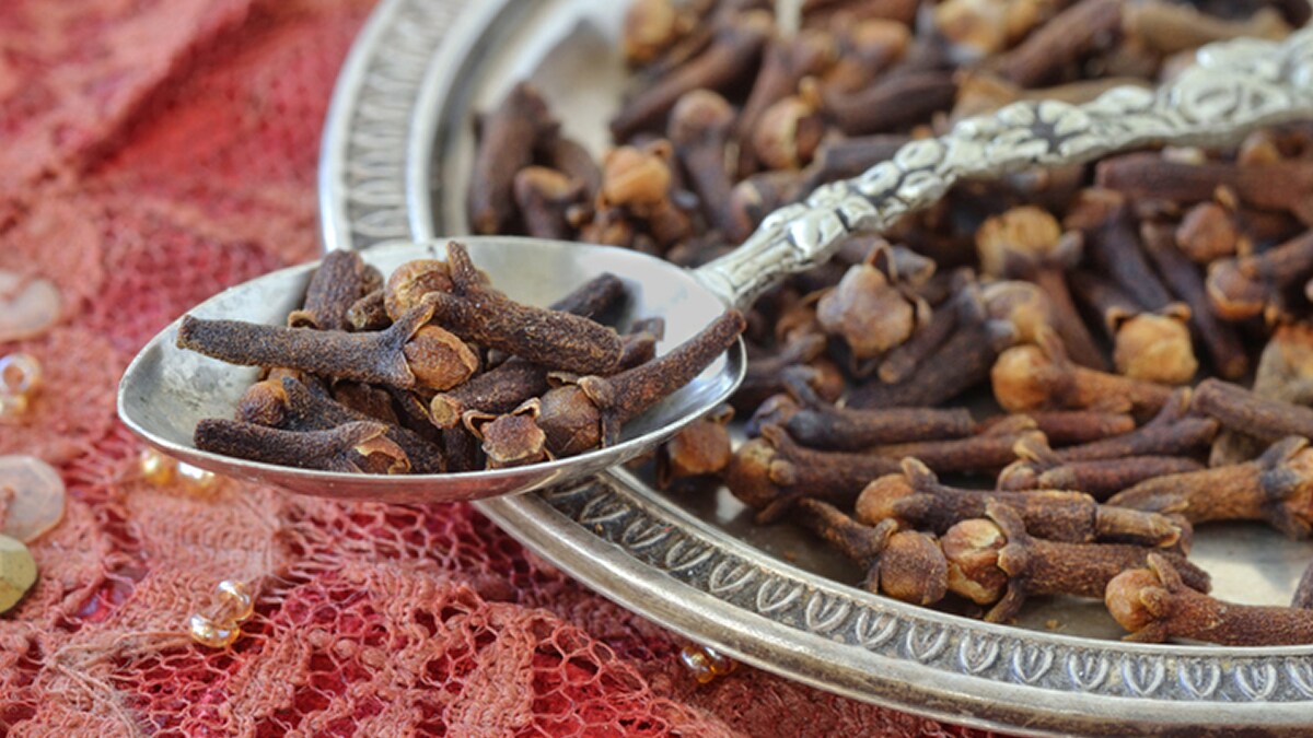 Benefits Of 2 Colves: इम्यूनिटी को मजबूत बनाने के लिए रात में गुनगुने ...