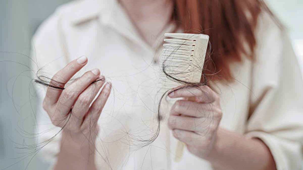 कंघी करते ही हाथों में आ जाता है बालों का गुच्छा, तो घर पर बनाएं ये ...