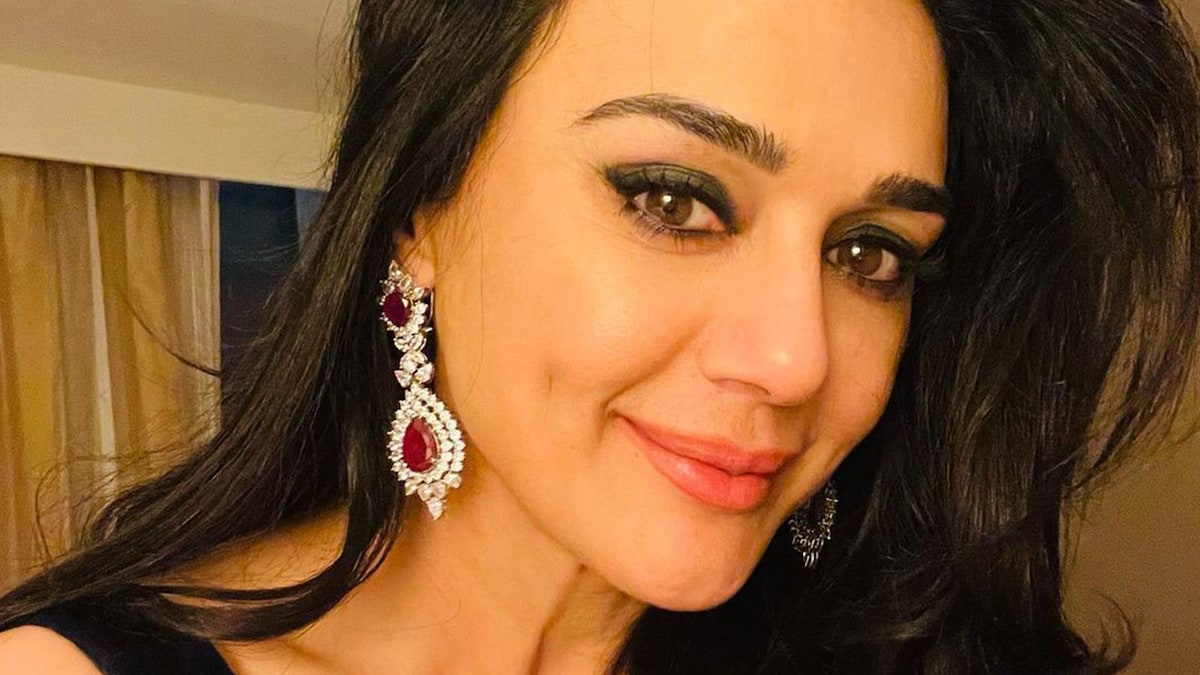 Preity Zintas Christmas Soiree Included Tarts, Mini Samosas, And More ...