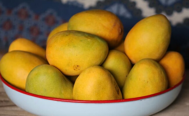 Mangoes Good For Skin Or Not Aam Khane Ke Fayde Doctor Advice How To ...