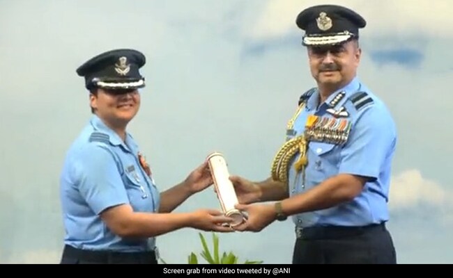 Wing Commander Deepika Mishra Became The First Woman Officer Of The Air ...