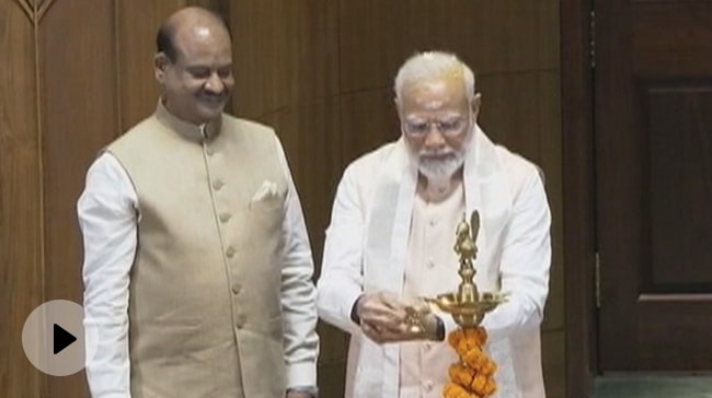 'Sengol' Installed In The Lok Sabha Chamber, PM Modi Worshiped By ...