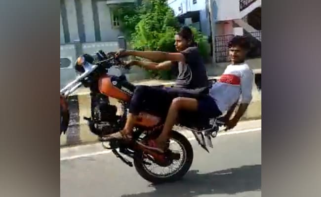 Video: Minors, Without Helmet, Wheelie Motorcycle On Road. They Crashed