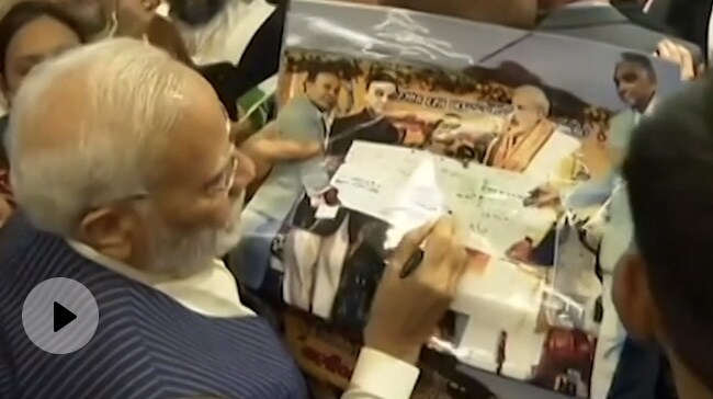 Watch: PM Modi Gives Autograph To Man Waiting For Him In New York