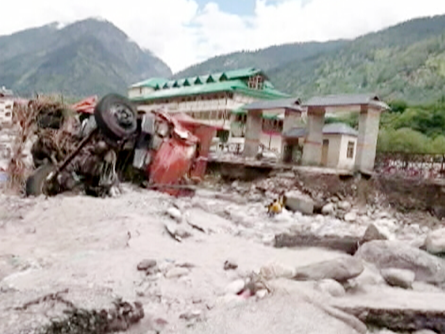 Tourist Vehicles In Manali Smashed By Boulders Show Trail Of Rain ...