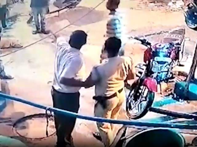 Video Of Dramatic CBI Raid Shows Delhi Cop Taking Bribe Being Tackled