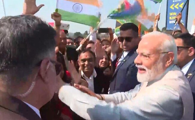 Indian Community Welcomes PM Modi's South Africa Arrival With Rakhi Thalis