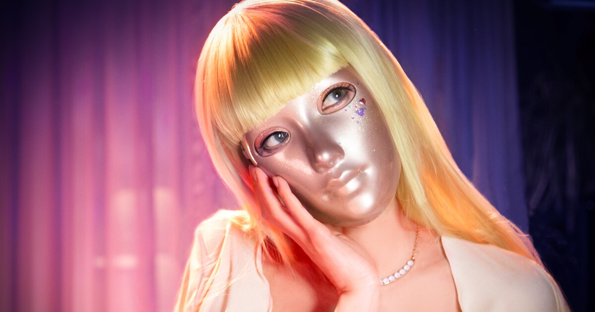 सर्जरी से बदला चेहरा, कहलाई कातिल- पढ़ें मास्क गर्ल की पूरी दास्तान