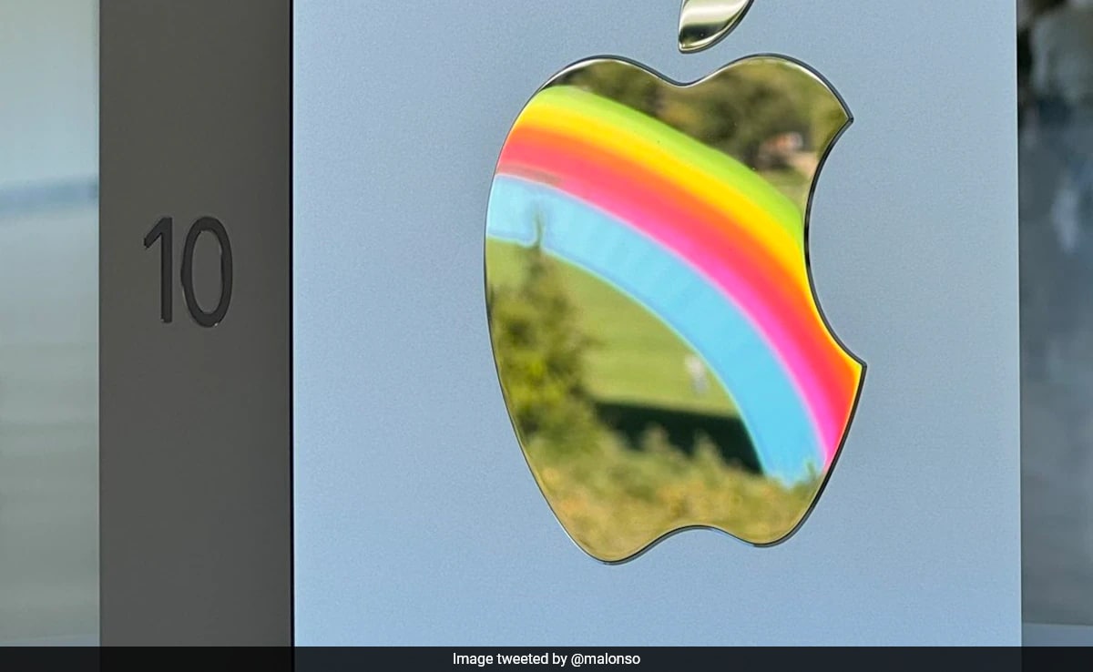 Watch: Apple Employee Unboxes Gift By Company On His 10-Year Anniversary