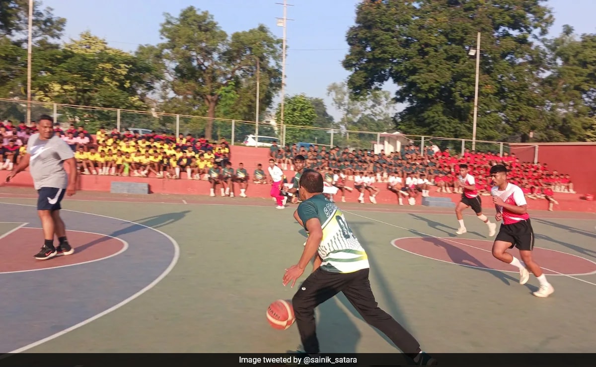 After 41 Years, Top Army Generals Revisit Sainik School In Satara