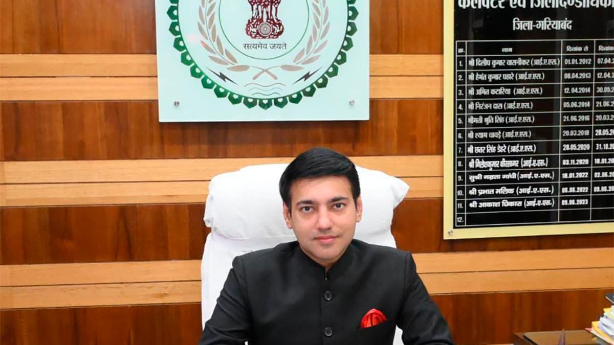 IAS Akash Chhikara: पिता की एक सलाह ने बदल दी जिंदगी, इंजीनियर से IAS ...