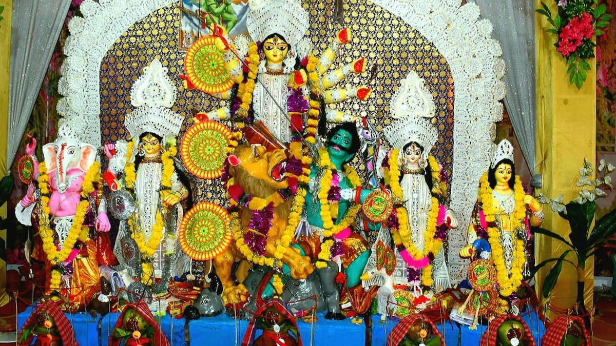 Durga Puja Pandals: 1160 KM दूर से गंगा नदी की मिट्टी लाकर बनाई गई मां ...
